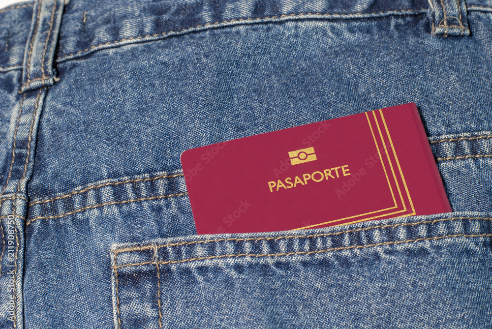 Pasaporte rojo en el bolsillo de un pantalón vaquero azul de un viajero ...