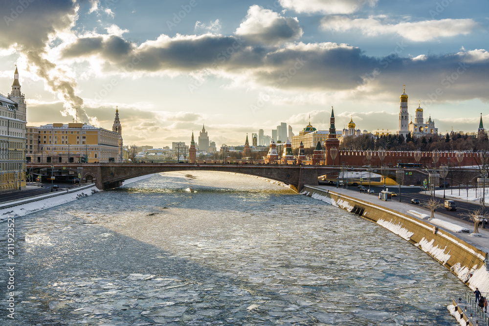 Sunset view from the "floating bridge" above Moskva river in the park ...