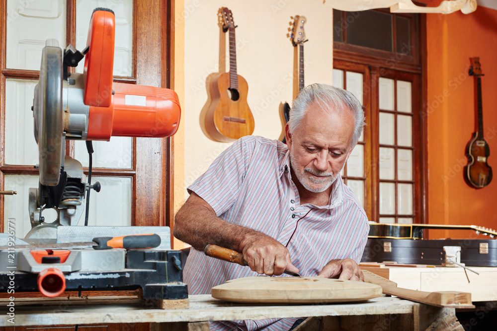 Gitarrenbauer arbeitet mit dem Stechbeitel Stock Photo | Adobe Stock
