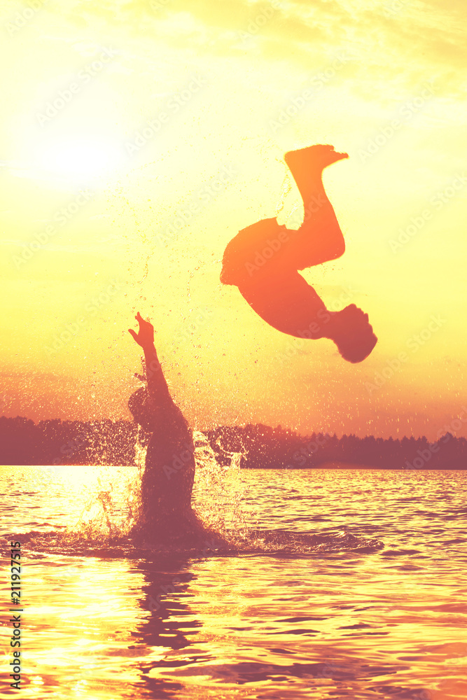Foto de Glückliche junge Menschen laufen und springen am See beim ...