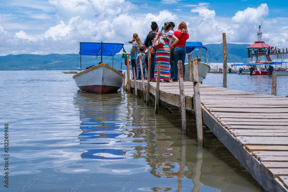 Las personas esperan para subir a las lanchas en el Lago de Chapala. 素材 ...