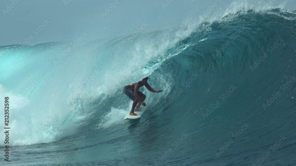 Vídeo do Stock: SLOW MOTION, CLOSE UP: Extreme male surfer riding ...