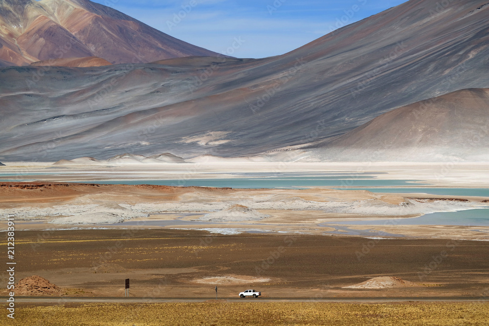 Foto de Salar de Talar salt flats at the foothills of majestic Cerro ...