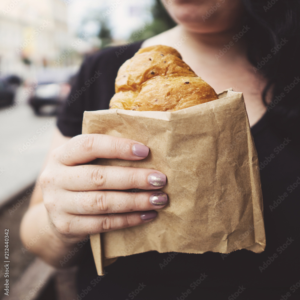 Foto de Snack on the go, junk food, unhealthy lunch. Overweight woman ...