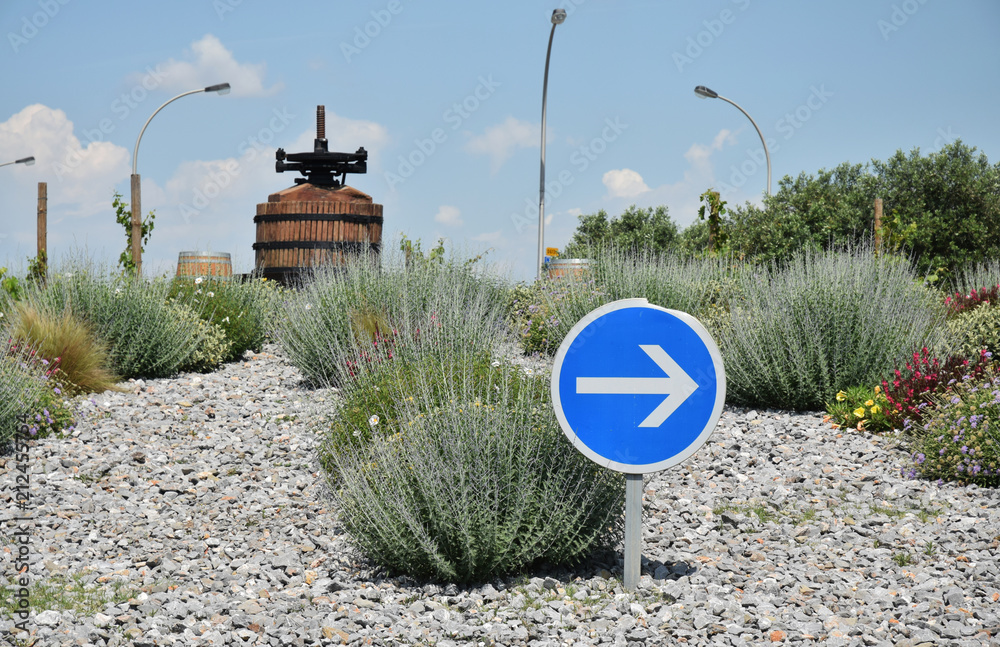 Panneau bleu, avec flèche, sens obligatoire dans un rond-point Stock ...