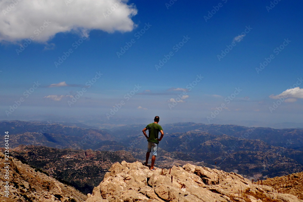 Thaletat, aussi appelé la Main du Juif, qui culmine à 1 638 m d ...