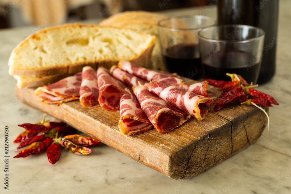 Fette di capocollo, tipico salame piccante dell'Italia meridionale ...