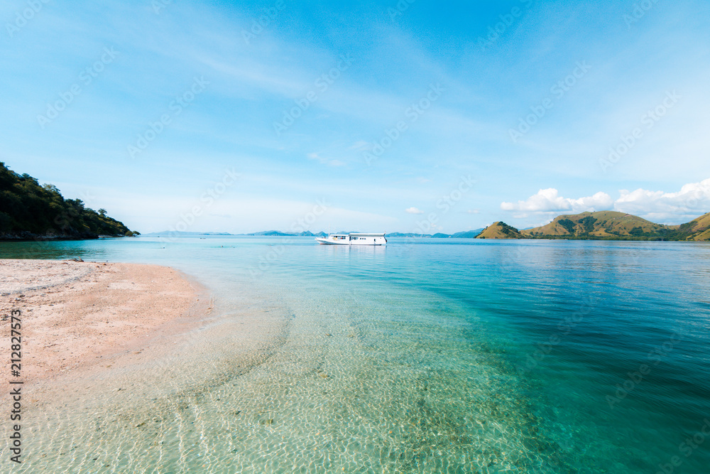 Foto de Part of the coast from Kelor Island in an afternoon with ...