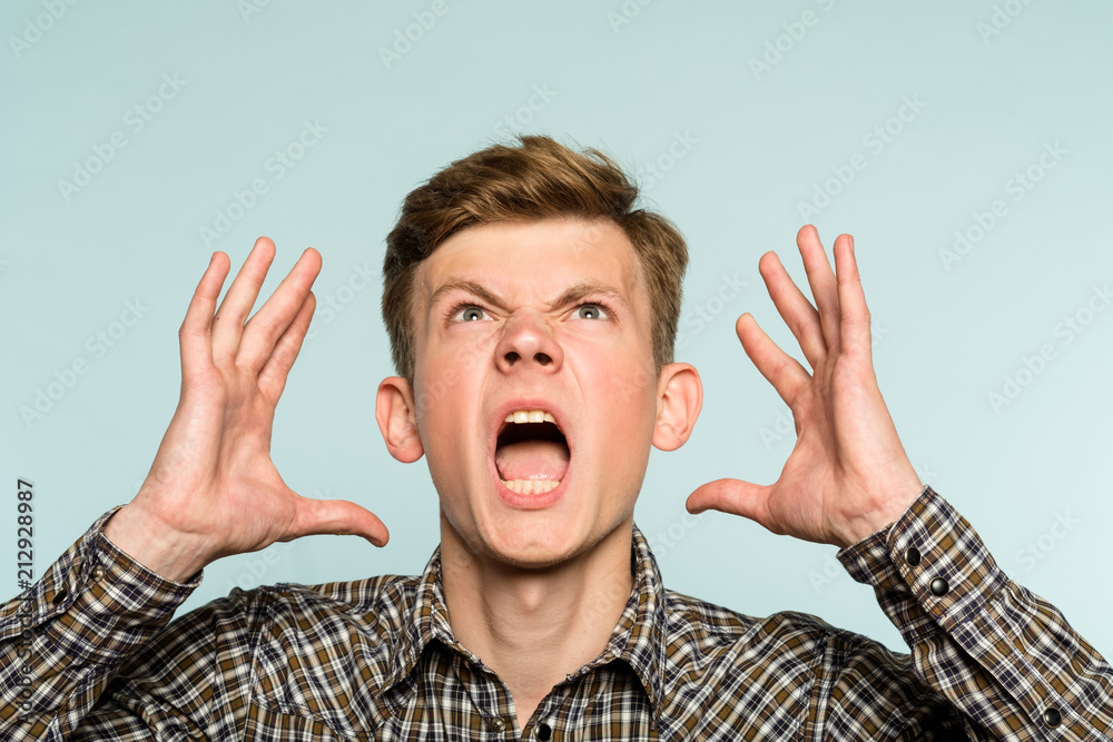 Fotka „emotional breakdown. angry man in distress. agony and rage concept. portrait of a young ...