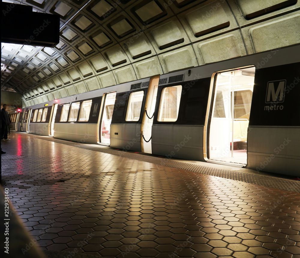 WASHINGTON, D.C. : Trains and passengers in a Metro Station. Opened in ...