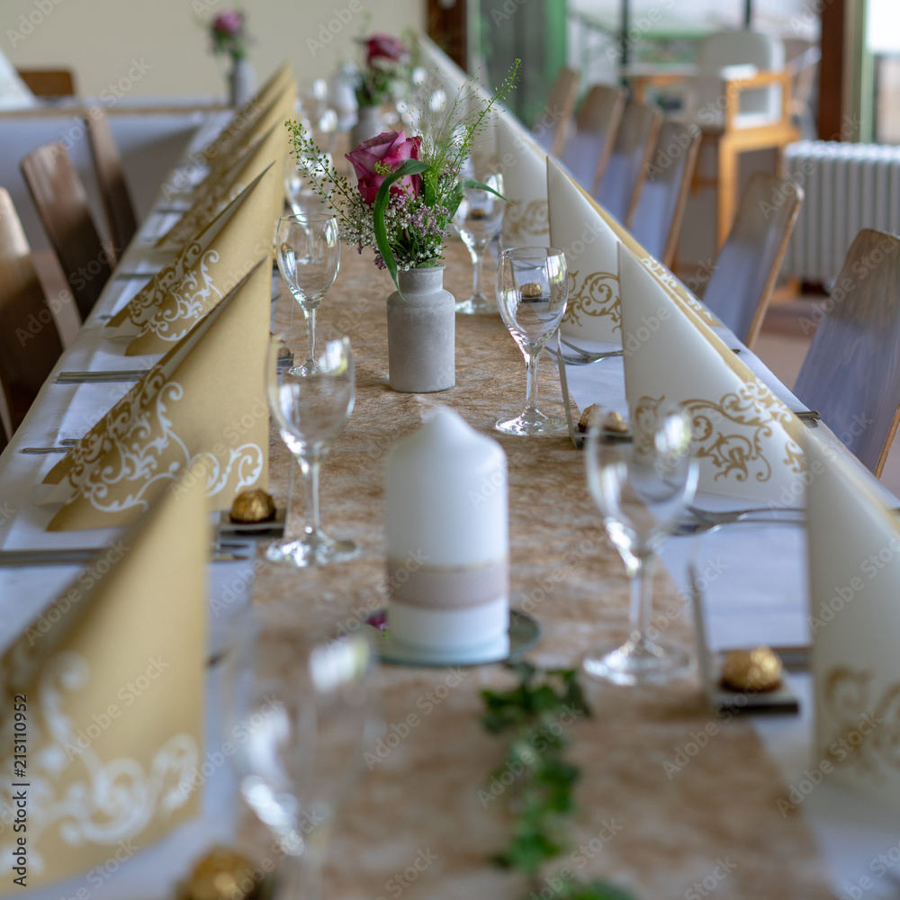 Tischdekoration Goldene Hochzeit Stock-Foto | Adobe Stock
