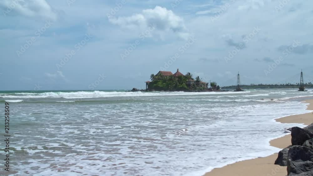 Vidéo Stock Wide shot of Matara beach in Southern Sri Lanka with Parey ...