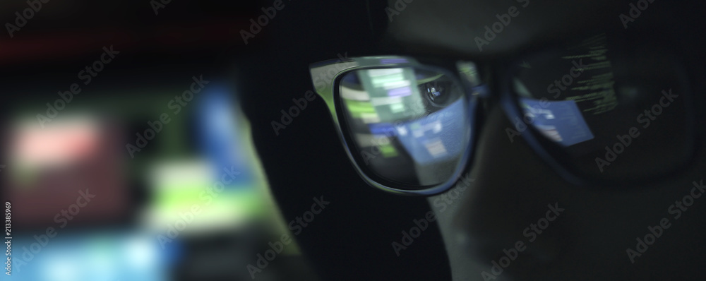 Nerd hacker with glasses in the dark foto de Stock | Adobe Stock