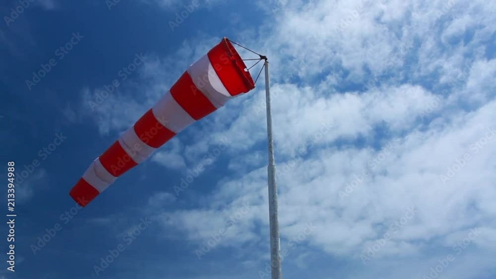 Vidéo Stock wind sock - red and white pointer strength and direction of ...