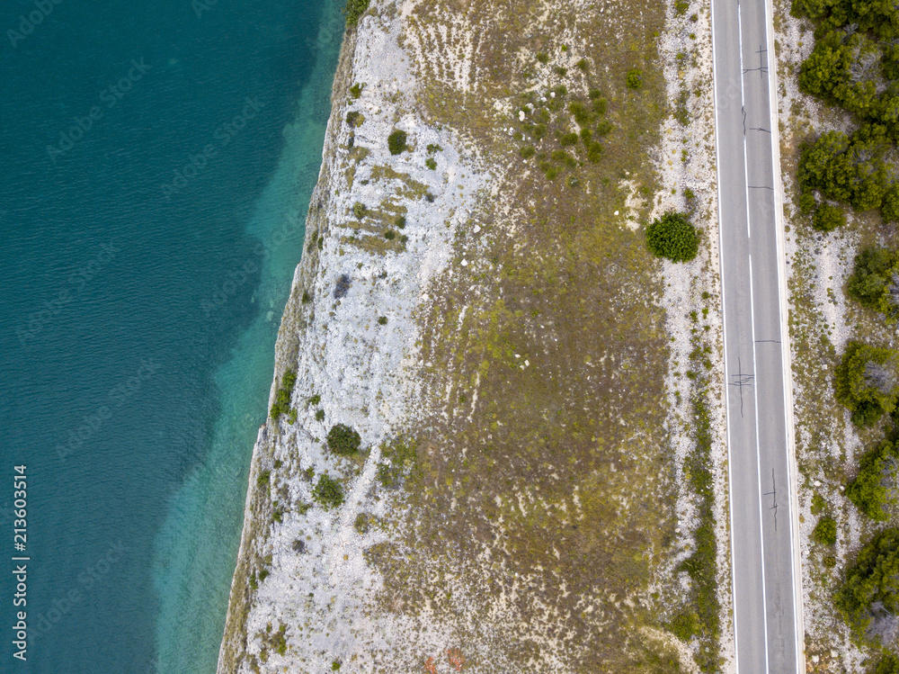 Vista aerea di una strada a strapiombo sul mare, strada che costeggia ...