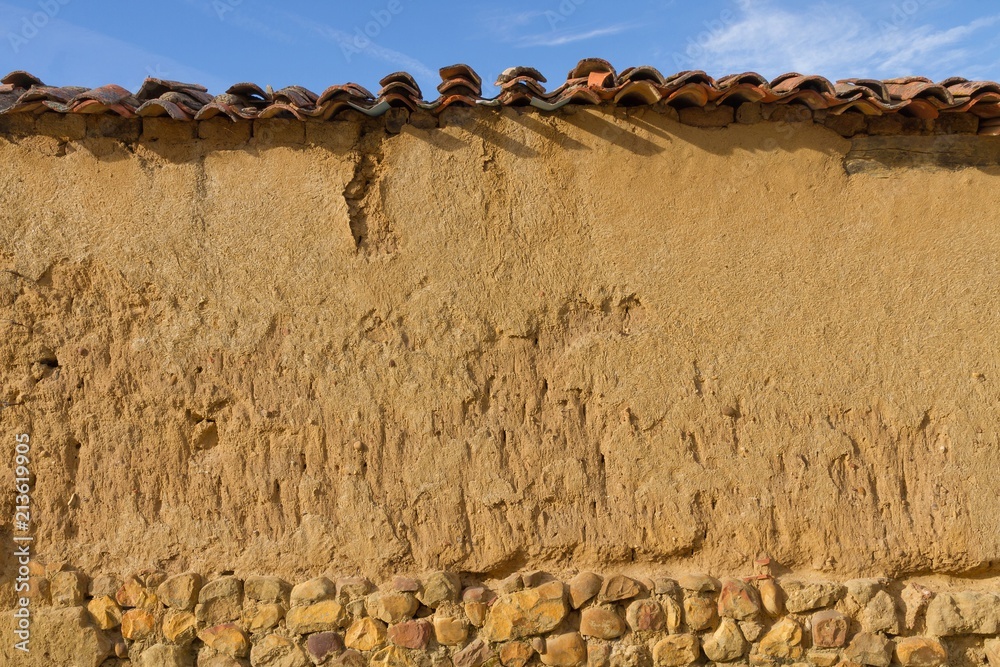 Antigua construccion rural. Muro de adobe con cubierta de tejas Stock ...