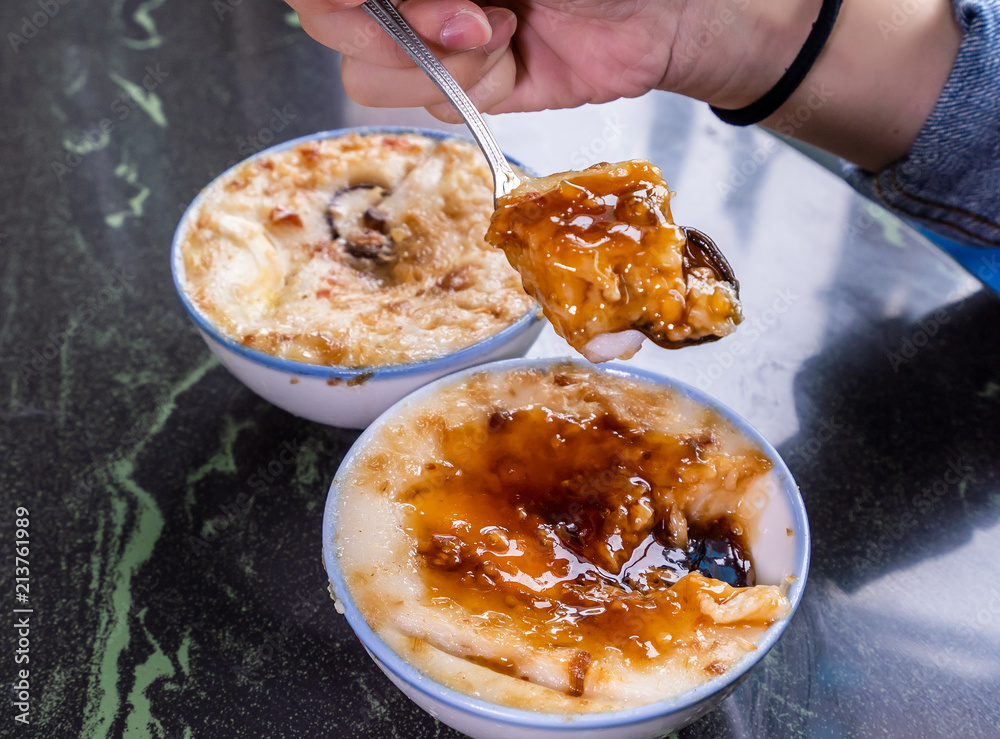 Foto de Taiwan's distinctive famous snacks: Savory rice pudding (Wa gui ...