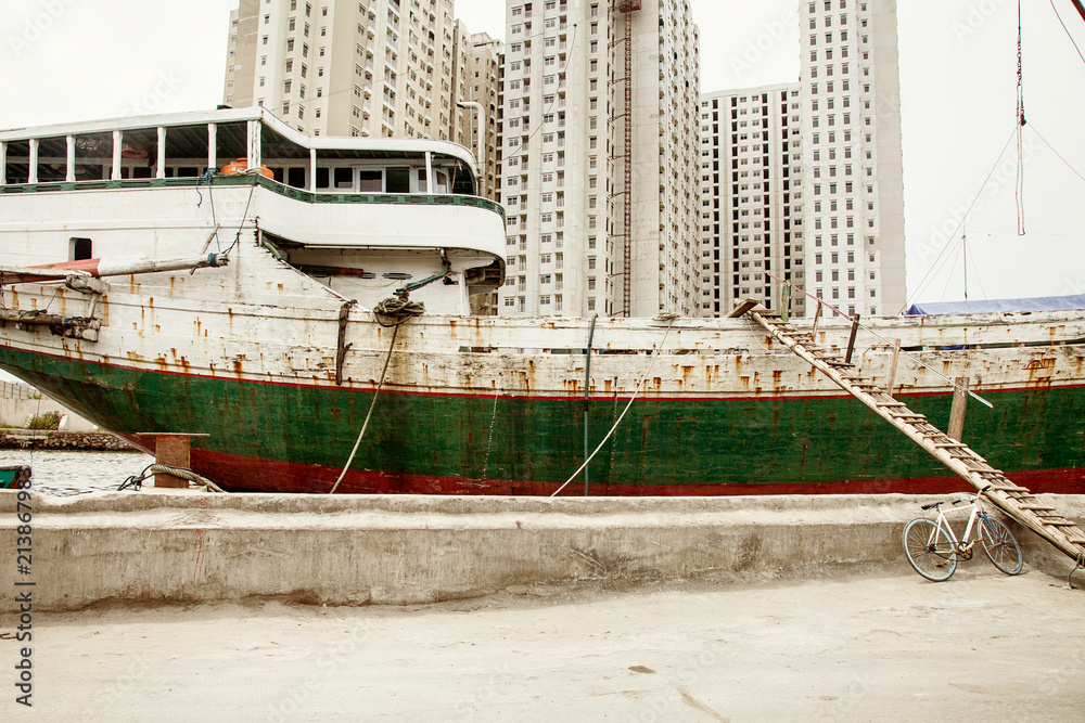 Traditional Indonesian phinisi boat docking at Sunda Kelapa old Jakarta ...