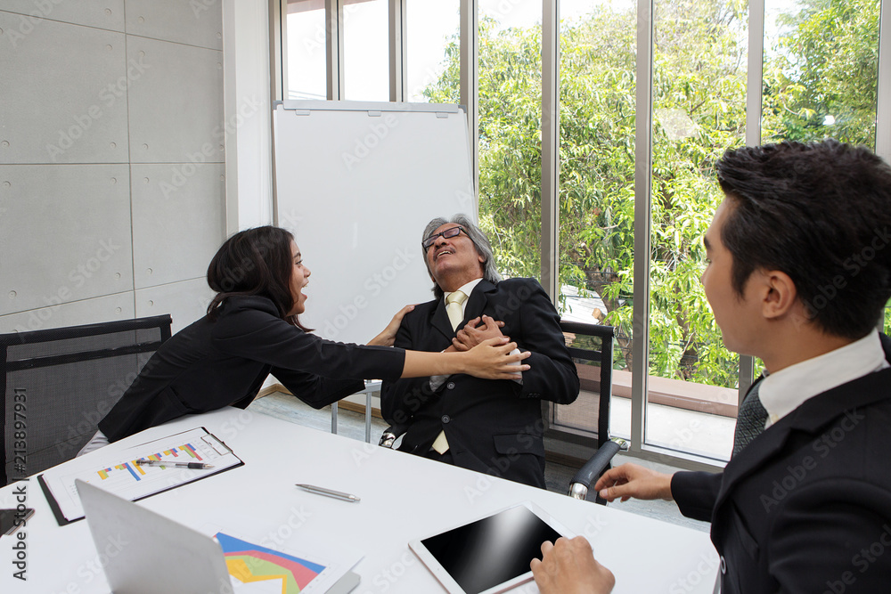 Business people have heart failure. Asian business man having heart ...