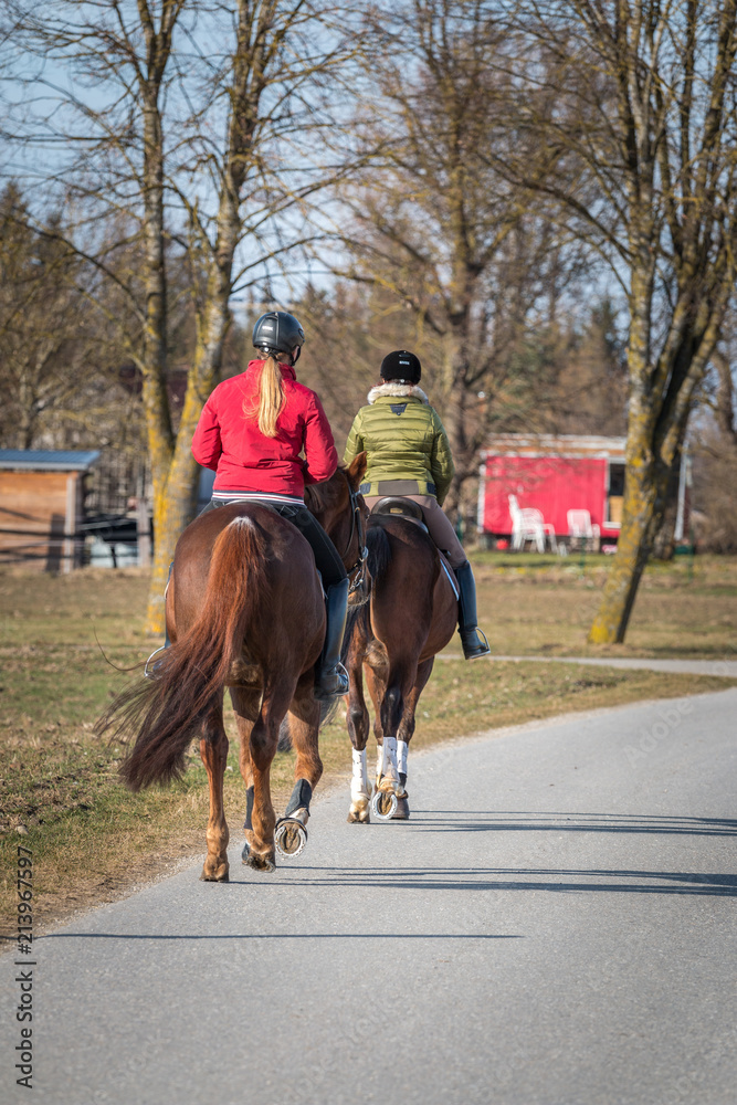 Reiterinnen in einem Dorf, Pferd Stock Photo | Adobe Stock