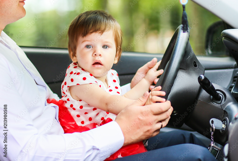 a bad father planted a minor child behind the wheel of a car. Danger ...