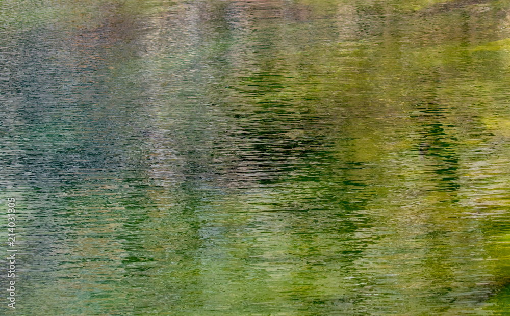 Agua con colores verdes, amarillos, negros y azules. Ideal para ...