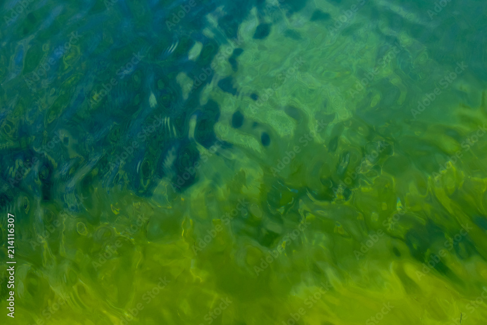 Agua transparente de colores verde, azul y amarillo. Ideal para ...