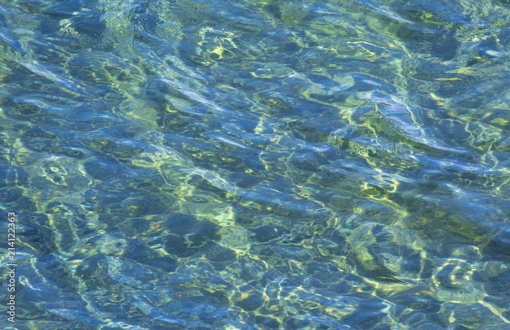 Agua cristalina de colores verde, azul y amarillo. Ideal para utilizar ...
