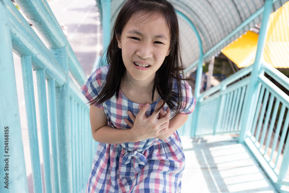 Communicates the symptoms of heart disease,immediately,Asian girl on ...