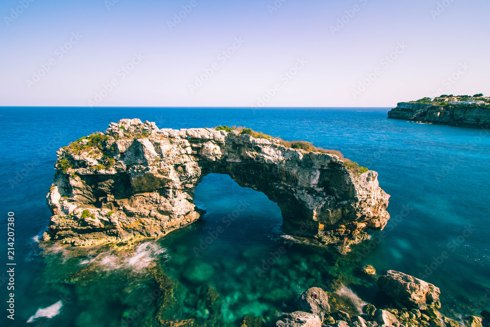 Meerausblick mit eindrucksvollem Torbogen bei sonnigem Tag, Wahrzeichen ...