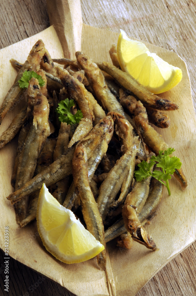 Steiktur fiskur Poisson frit Paranza Pescado frito жареная рыба Pesce ...