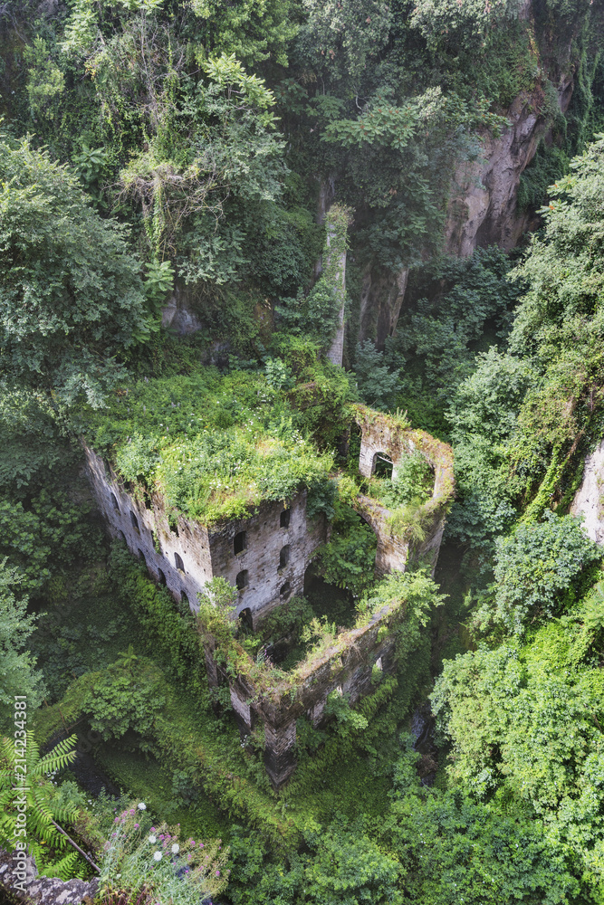 Valle dei Mulini, or Valley of Mills. Sorrento, Amalfi coast. Italy 素材庫 ...
