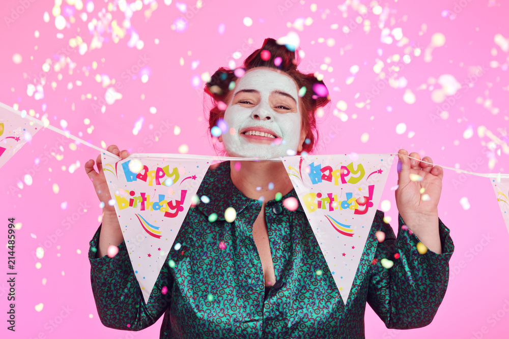 femme ronde et drôle en bigoudis fêtant son anniversaire foto de Stock ...