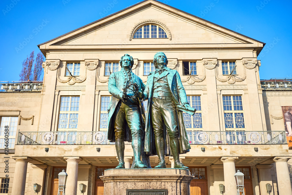 Foto de Famous sculpture of Goethe and Schiller in the city of Weimar ...