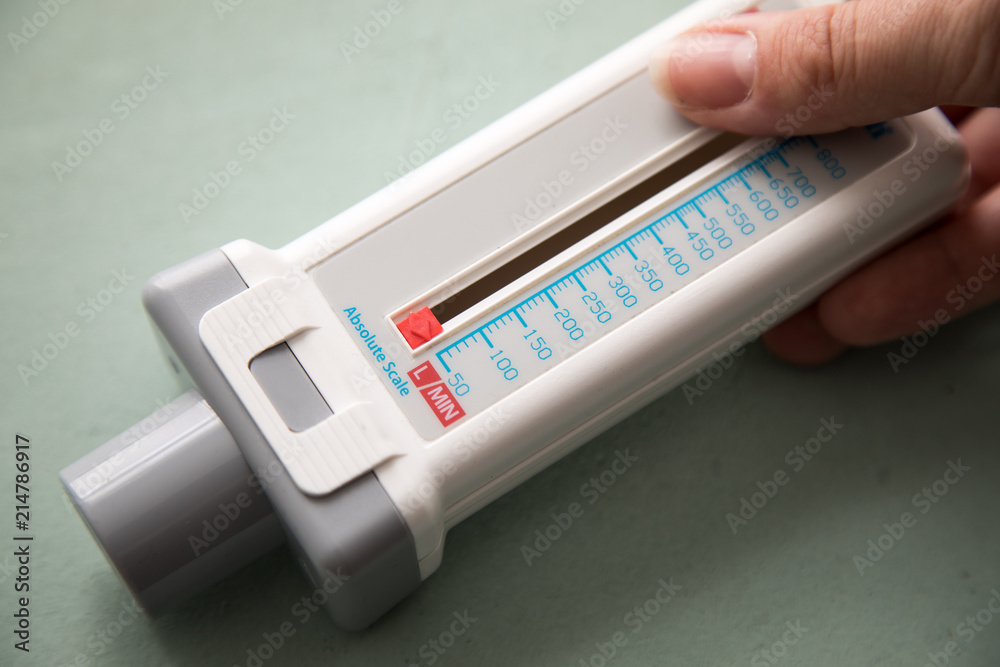 Frau nutzt Peak Flow Meter zum messen des Lungenvolumens bei Asthma ...