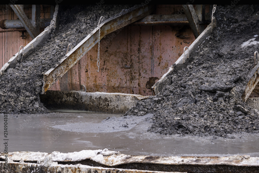 Foto de Mud flow from tube as part of water bore drilling process ...
