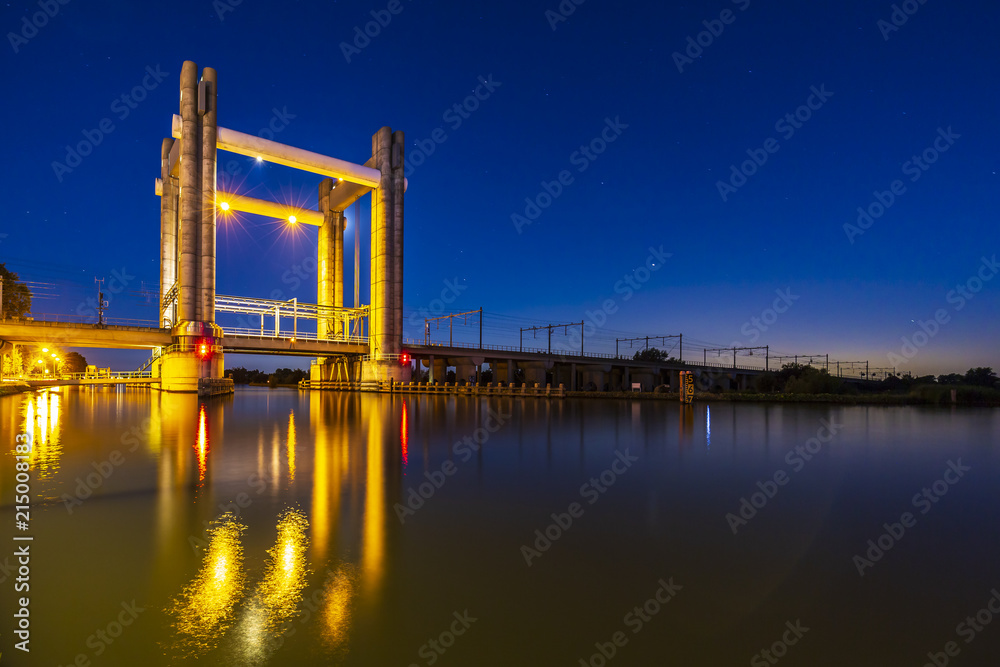 Foto de Modern vertical railroad lift bridge Hoge Gouwespoorbrug Gouda ...