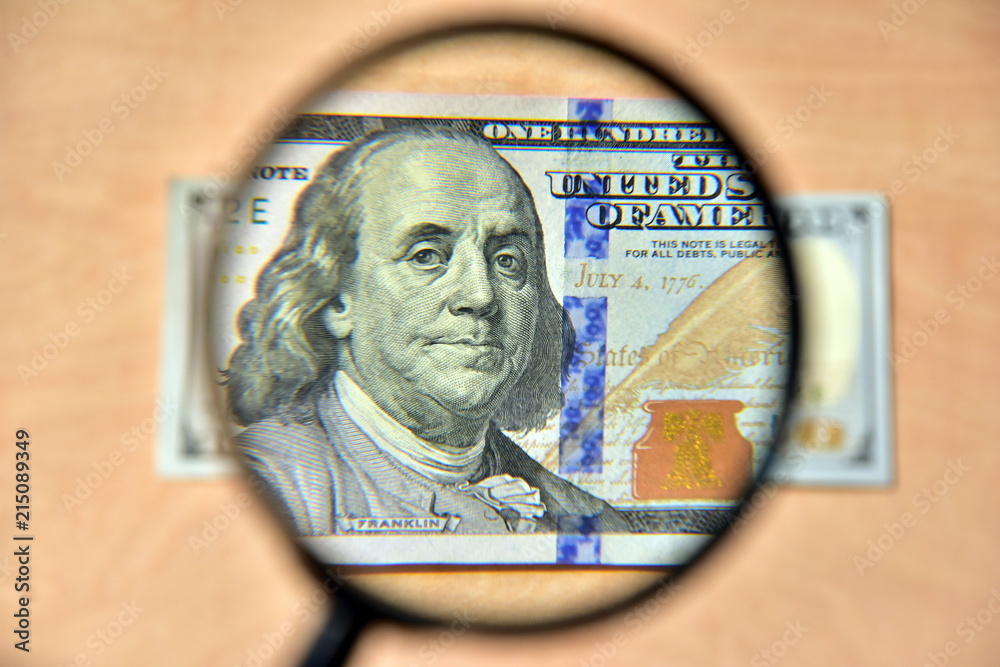 Foto De I Look At A 100 Dollar Bill Under A Magnifying Glass The foto-de-i-look-at-a-100-dollar-bill-under-a-magnifying-glass-the