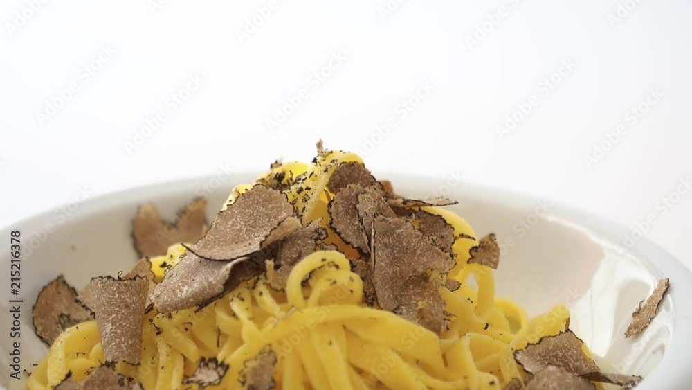Video Stock Fine grated black truffle falling on a plate of Italian ...