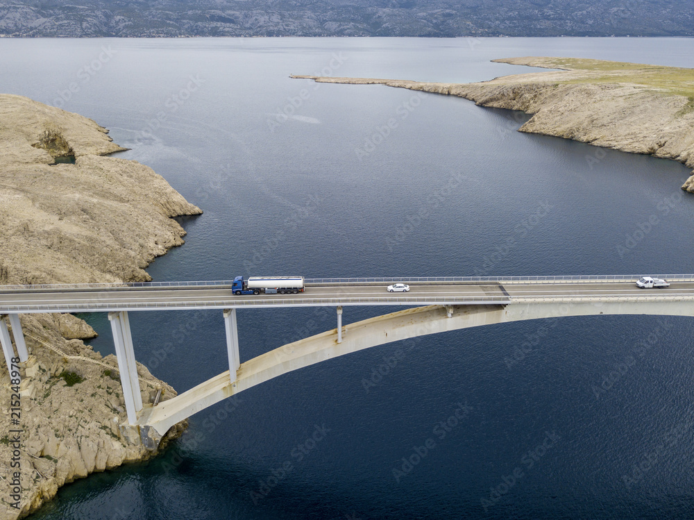 Vista aerea del ponte dell’isola di Pag, Croazia, strada. Scogliera a ...