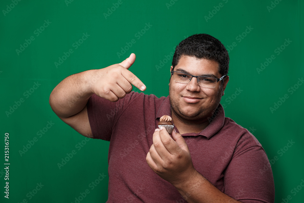 Foto de Obese Young African American Man Loves Eating Cupcakes with ...