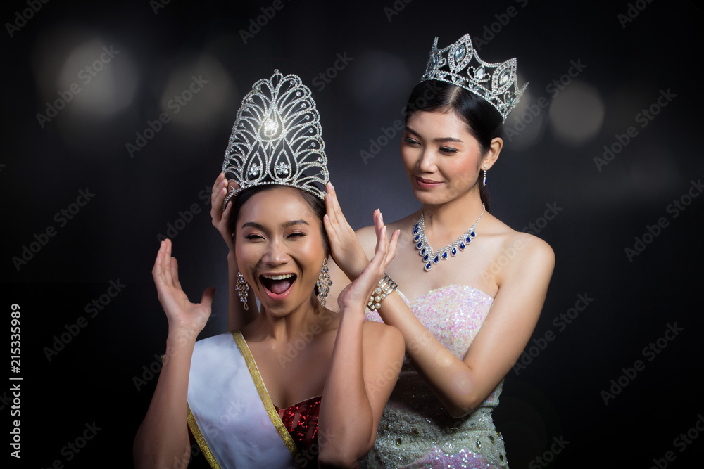 put Diamond Crown on Final Winner latest year Miss Beauty Queen Pageant ...