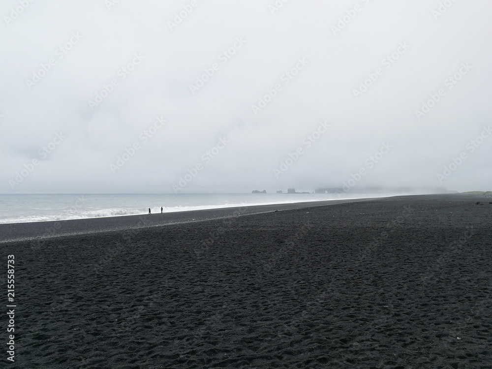 Praia de areia preta de origem vulcânica, na Islândia Stock Photo ...