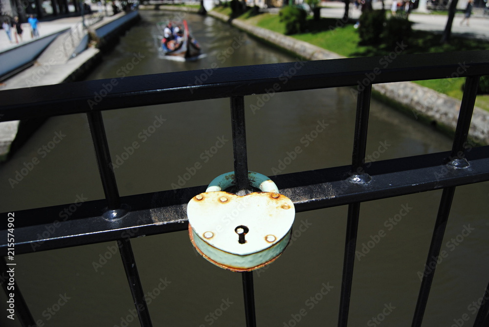 Aloquete com forma de coração preso numa ponte para simbolismo ...