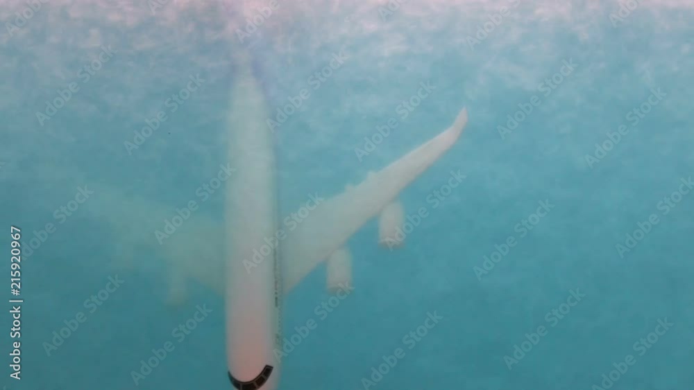 Plane slowly drowning in water, flight failure in midst of ocean ...