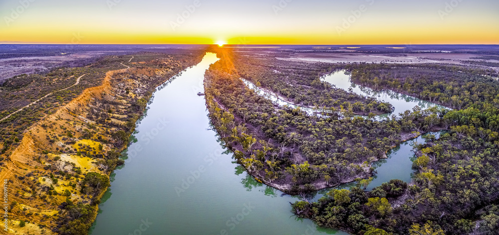 Iconic Murray River flowing into the distance at beautiful sunset ...