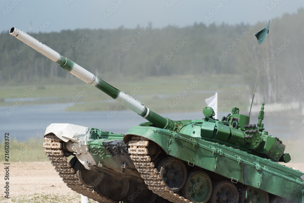 Foto de Military armored tank driving in mud at the open field do Stock ...