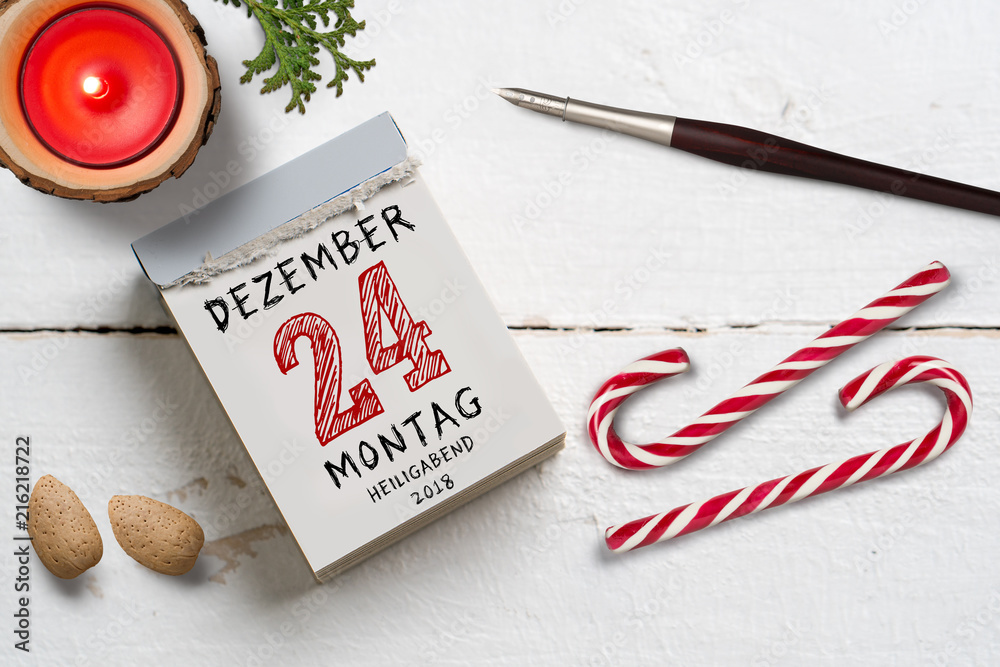 Kalenderblatt mit 24. Dezember, Heiligabend auf Holzuntergrund Stock ...
