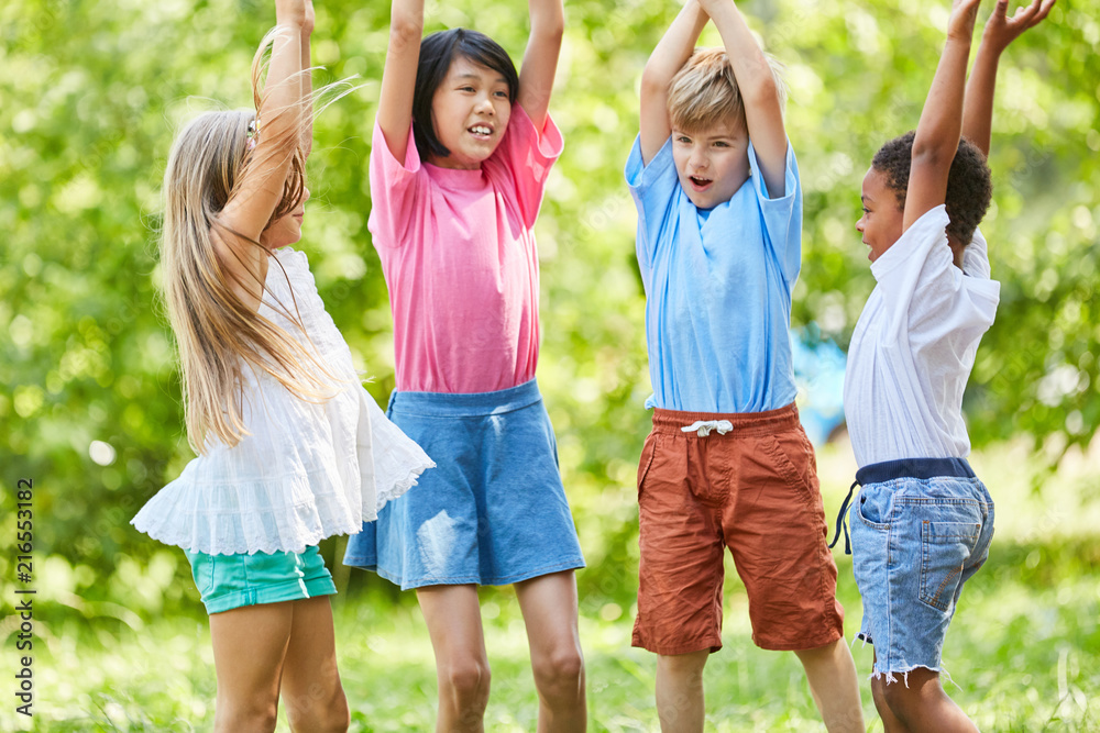 Kinder als Freunde spielen zusammen im Park Stock Photo | Adobe Stock