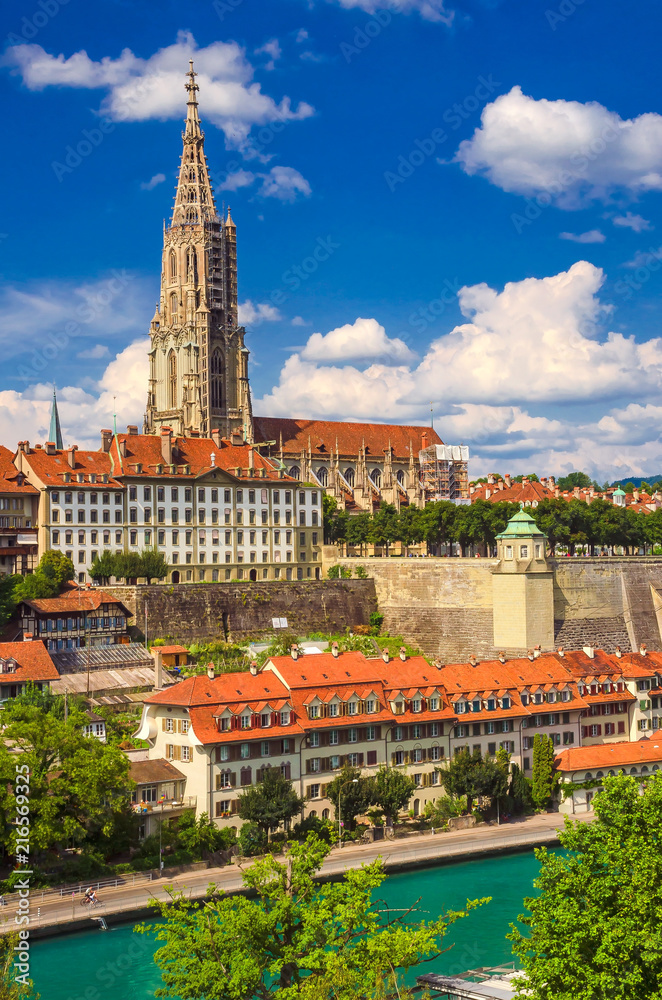 Bern mit Berner Münster, Aare und Münsterplattform,Schweiz Stock Photo ...